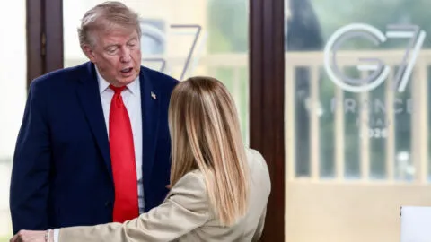 Trump lanza nueva advertencia a Irán y amenaza con cobrar peajes en ...