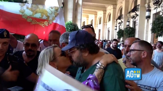 Roma Pride, il bacio tra Adinolfi e Francesca Pascale: «È nostro ...