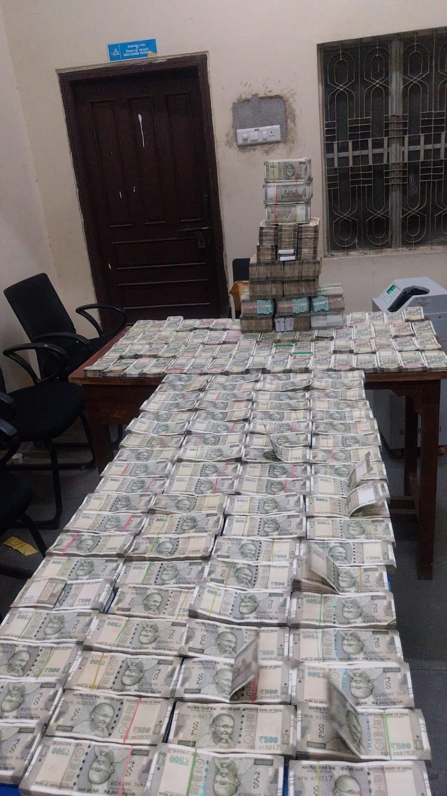 DA case: ACB finds Rs 1.5cr cash, gold biscuits in survey official’s ...