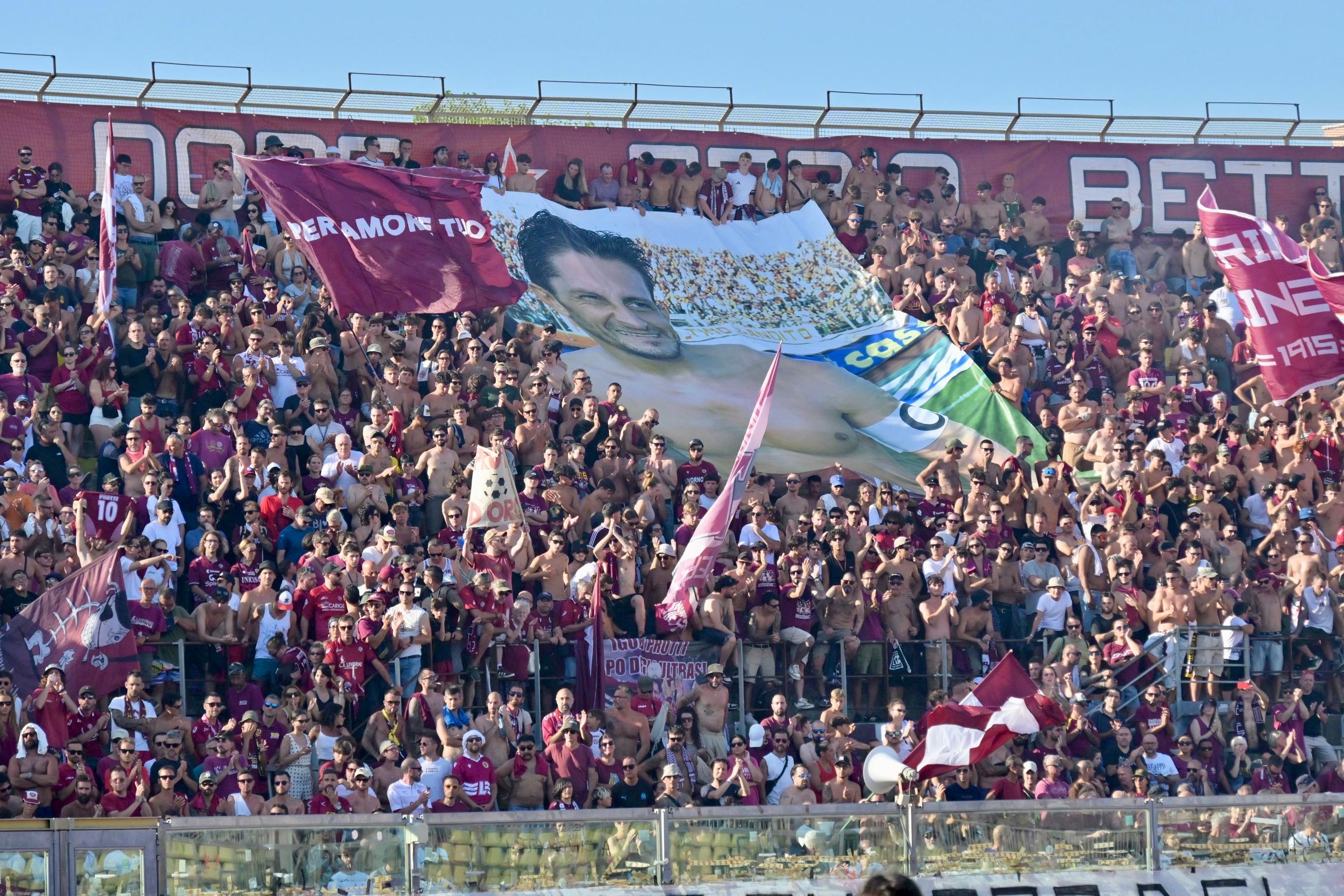 Livorno e l’ultimo abbraccio a Igor Protti. Migliaia al Picchi tra cori ...