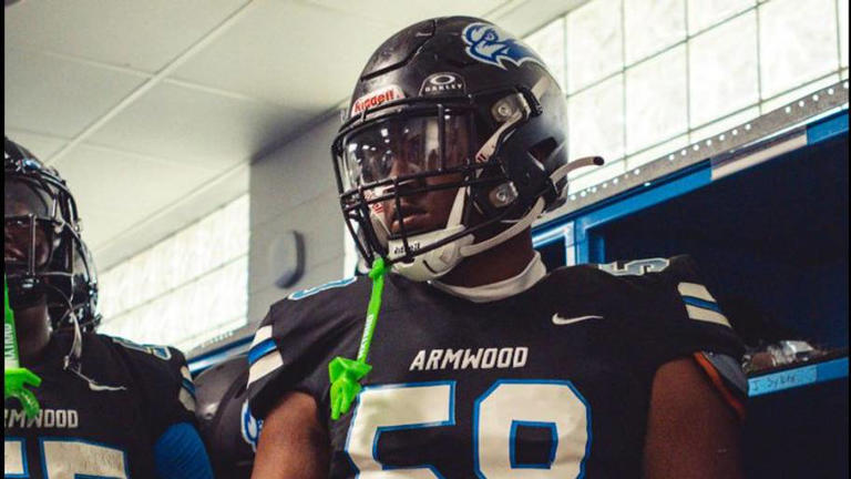 Arkansas football adds commitment from 3-star offensive lineman