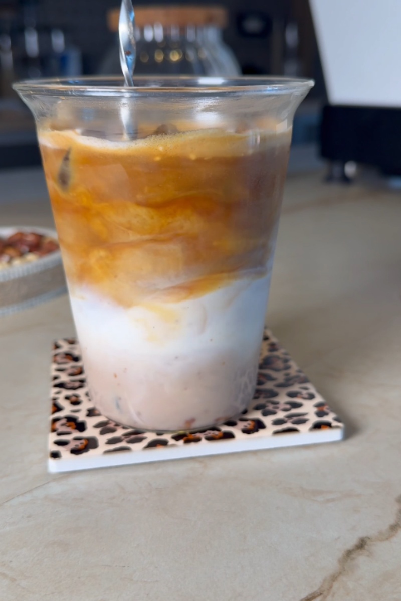 Café helado cremoso con remolino