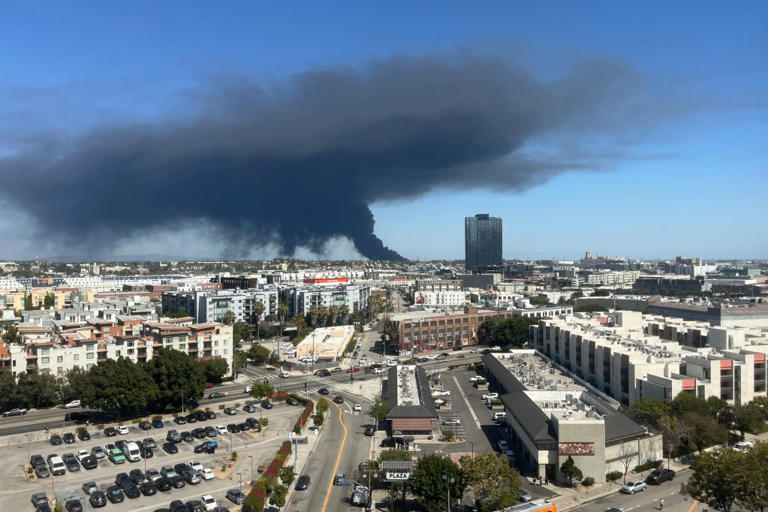 State of emergency declared in LA as warehouse fire spews dangerous ...