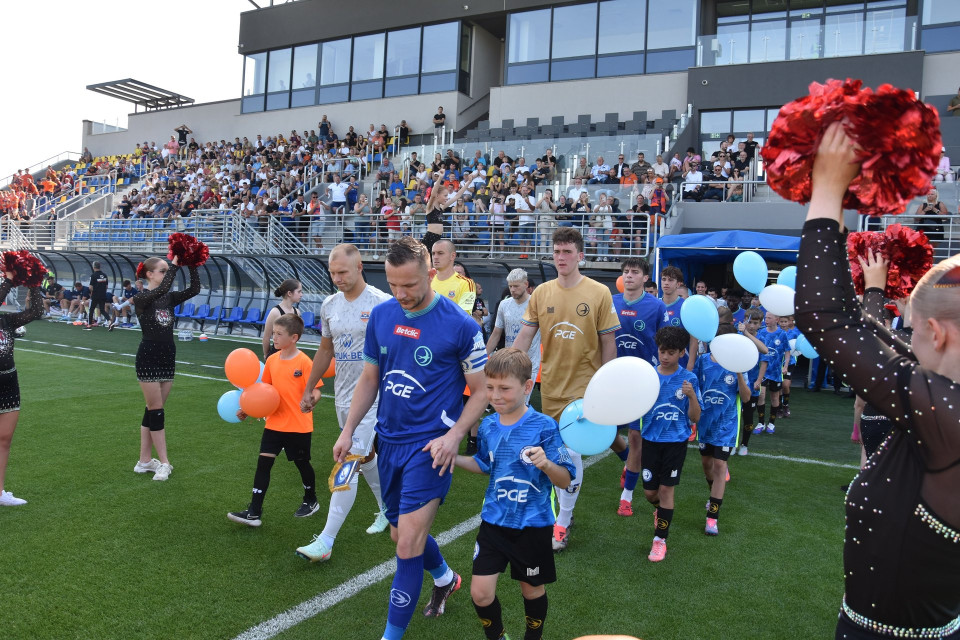 Tarnów z nowym stadionem piłkarskim w Mościcach. Na inaugurację obiektu ...