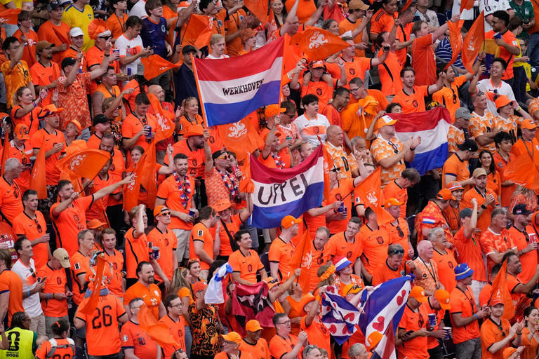 Orange crush: Dutch soccer fans cling to hope that World Cup drought ...