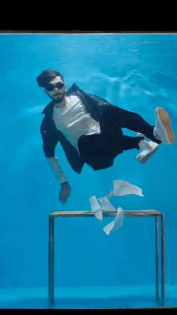 Impressive twisted underwater dance routine