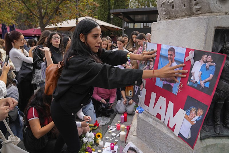 Thousands gather in cities across the globe to mourn One Direction star ...