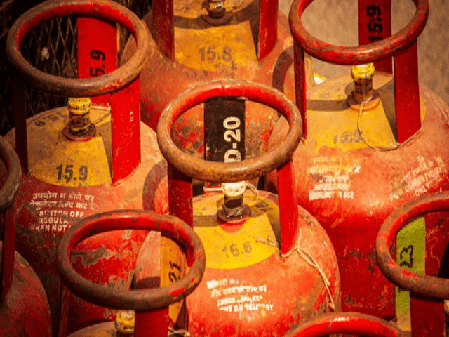 LPG cylinder gas level: Here's a simple way to check how much gas is ...
