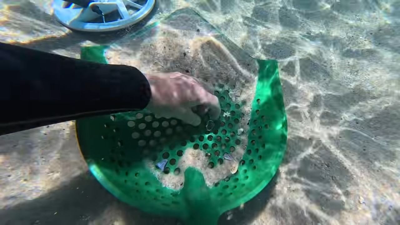 He went diving at midnight for lost jewelry - "PT950 platinum" was ...