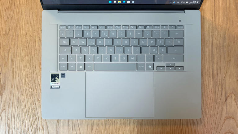 Recensione ASUS Zenbook A16 UX3607, leggerissimo e versatile