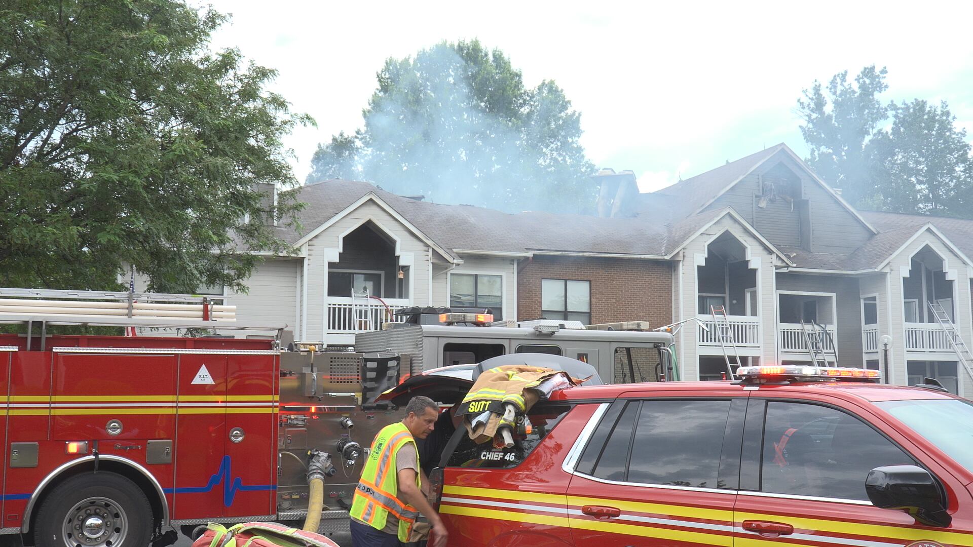 A Louisville man is dead after a large apartment fire