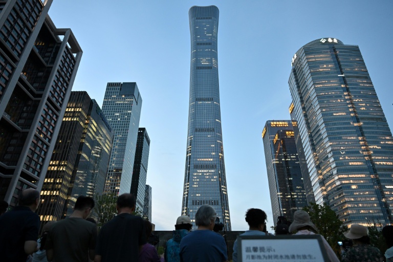 Plane appears to crash into Beijing's tallest building