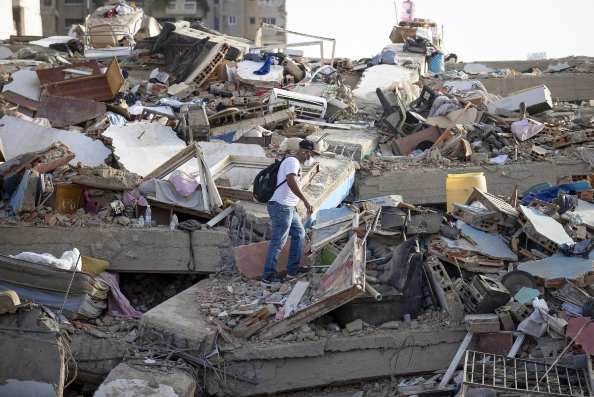 Venezuelans search for relatives with their bare hands under rubble