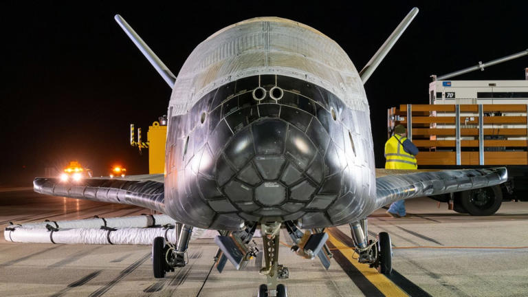 China's top-secret 'dragon' space plane just released another ...