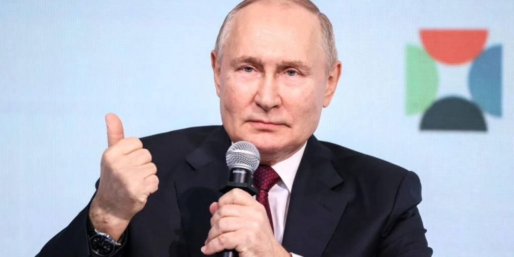 Scared Putin hires more guards and retreats to bunkers