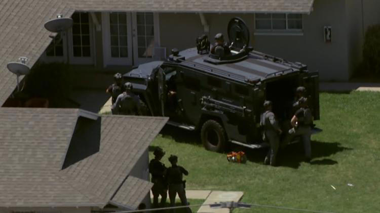 Large police presence at Phoenix apartment complex, suspect in custody