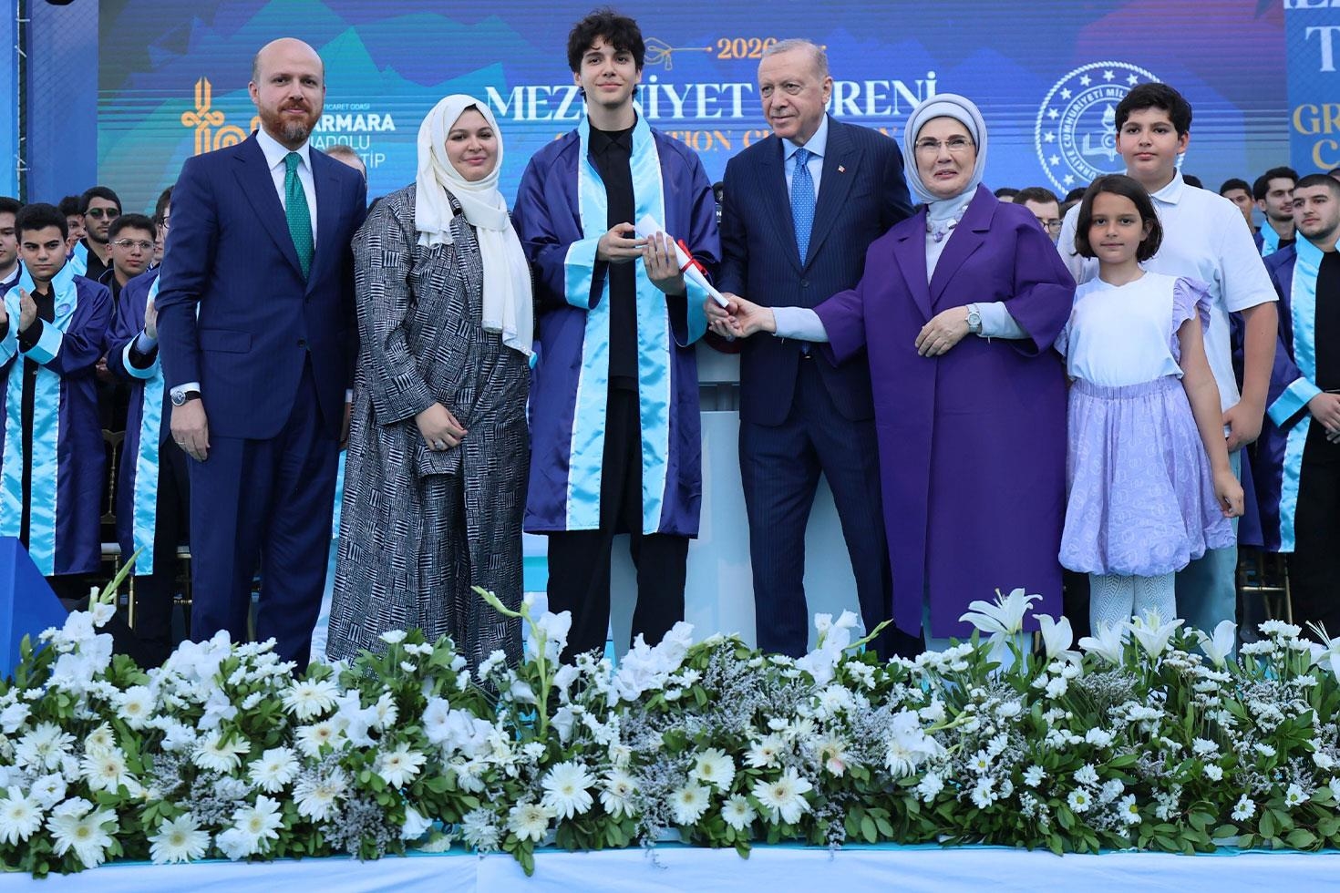 erdo-an-n-torunu-mezun-oldu-diplomas-n-bizzat-kendi-verdi