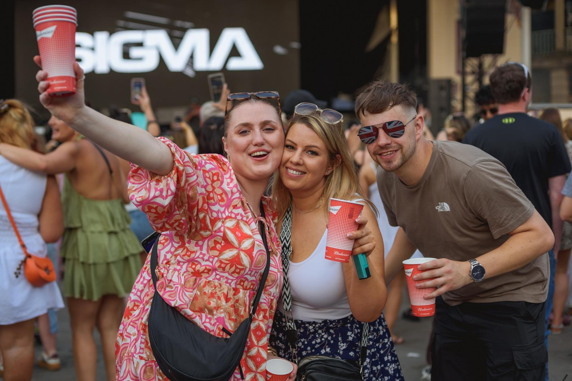 Fantastic photos as Ellie Sax brought Ibiza to Halifax during returning ...