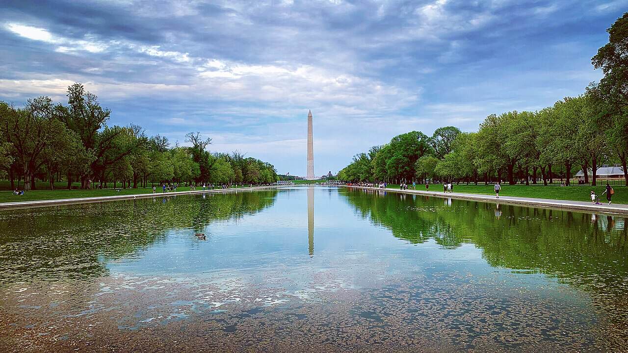 The Lincoln Memorial reflecting pool debuts a controversial $14.2 ...