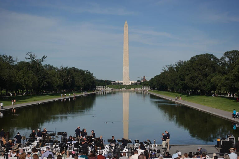 The Lincoln Memorial reflecting pool debuts a controversial $14.2 ...