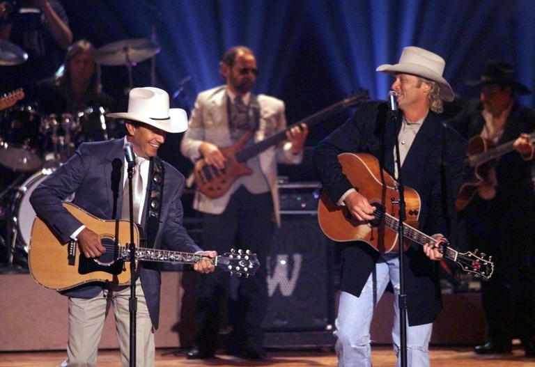 George Strait duets with Alan Jackson for full-circle Nashville finale