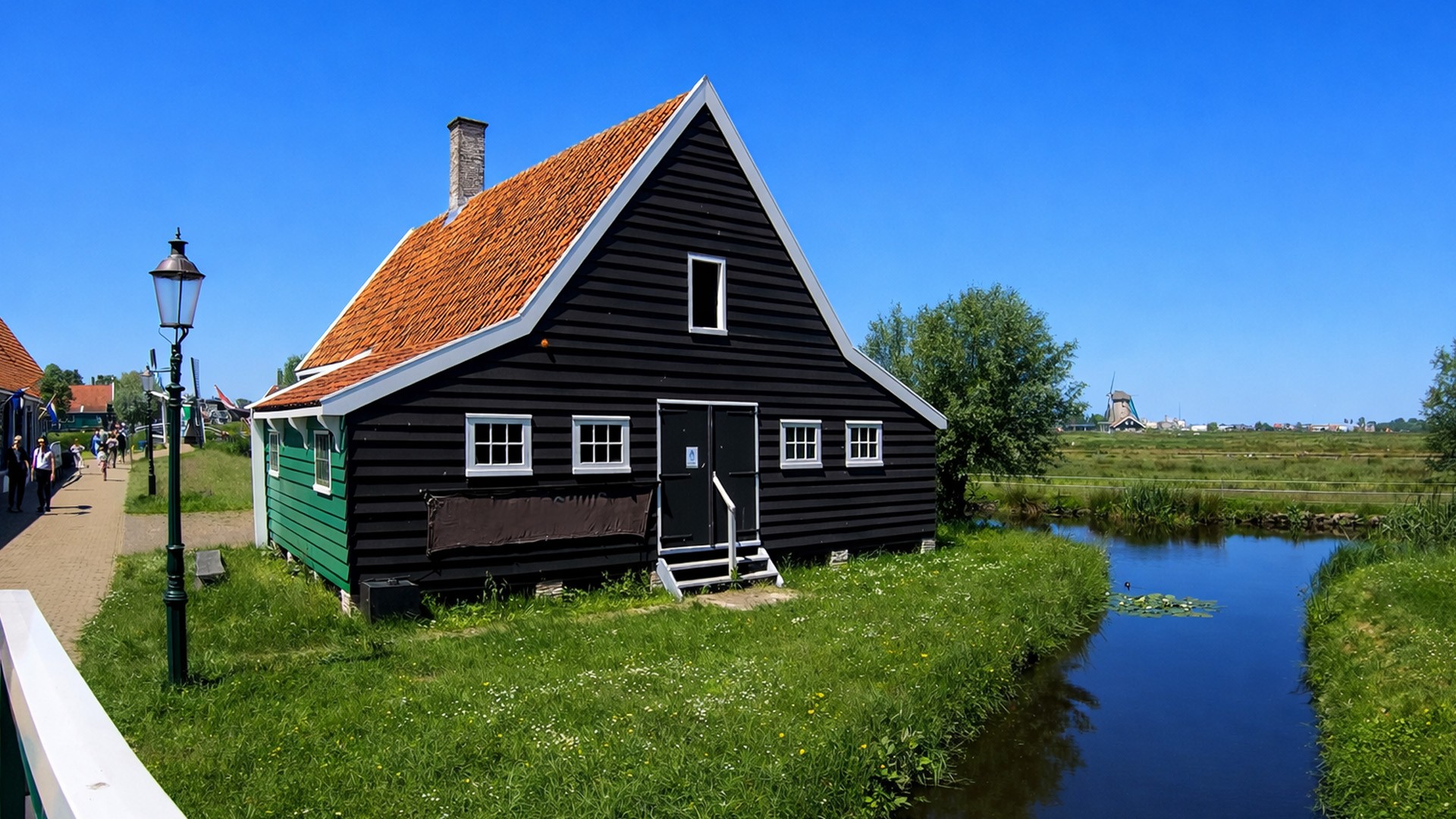 A walk through Zaanse Schans and its famous windmills (4K)