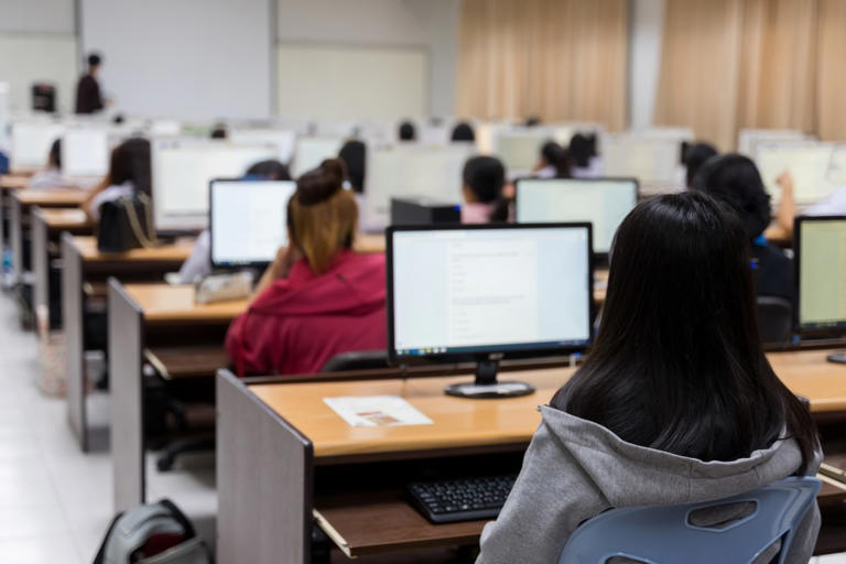 Parents disturbed by kids’ out-of-control screentime at school, spent ...