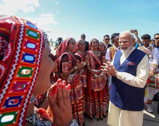 PM Narendra Modi receives warm Indian welcome in Seychelles with Kutch ...