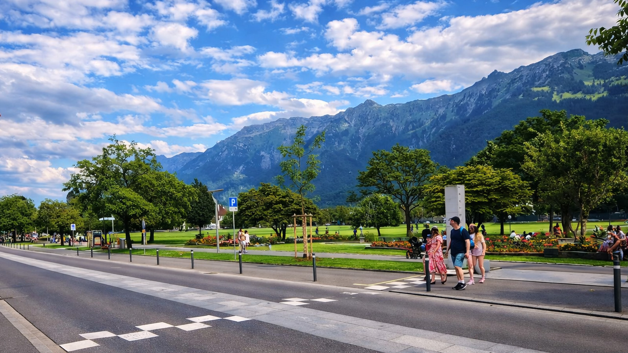 Can Interlaken really look this close to the Alps?