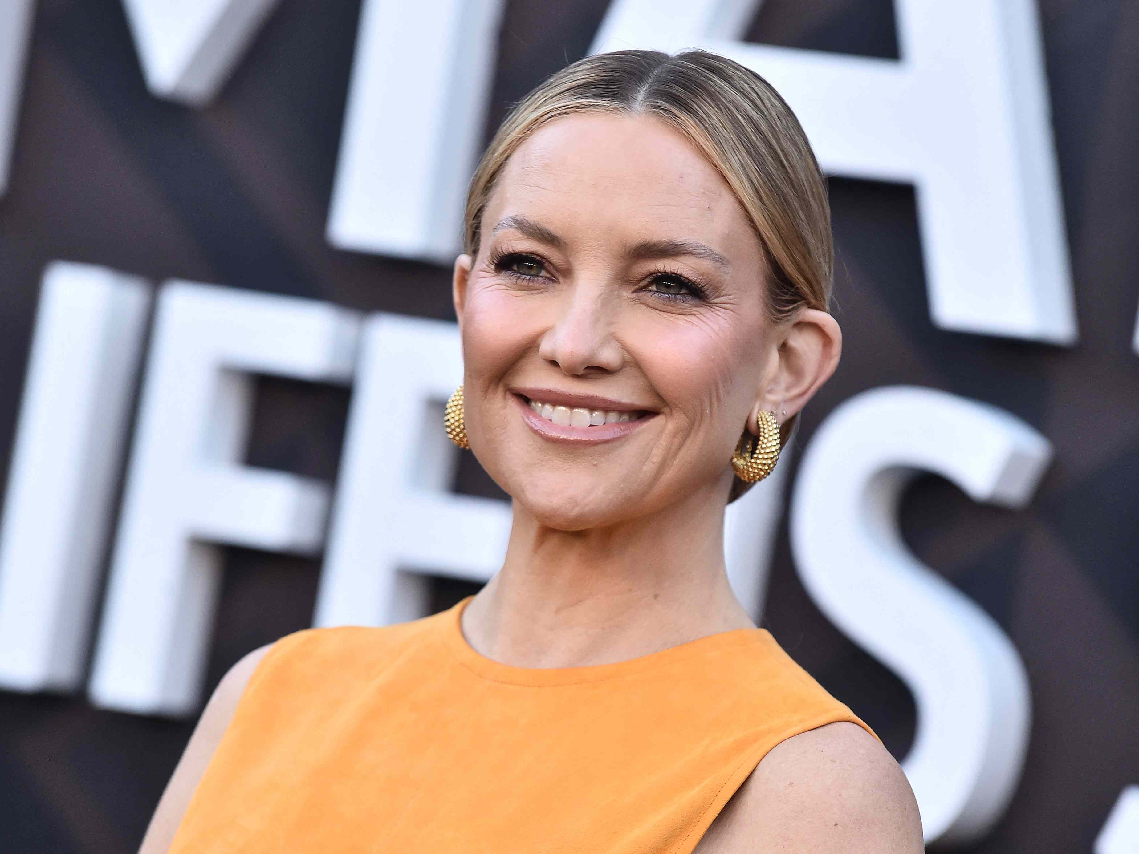 Kate Hudson soaks up the sun in a bright pink string bikini during a ...