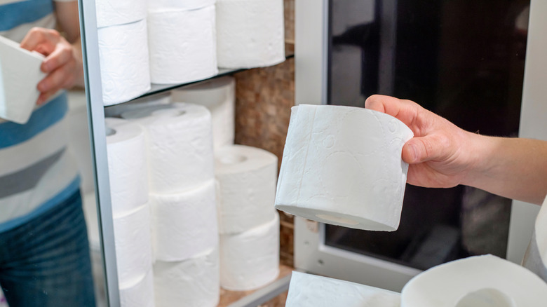 Forget cabinets: DIYer has a better place to store toilet paper in a ...