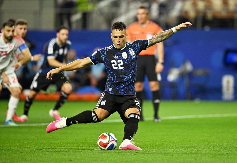 Soccer-seventh heaven for Messi as Argentina maintain winning start