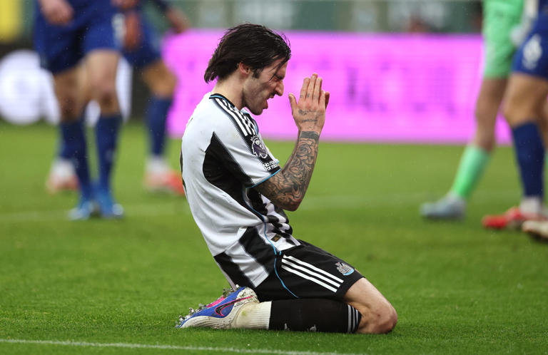 Arsenal 'offer expected' for £100m-rated top target as Tottenham ready ...