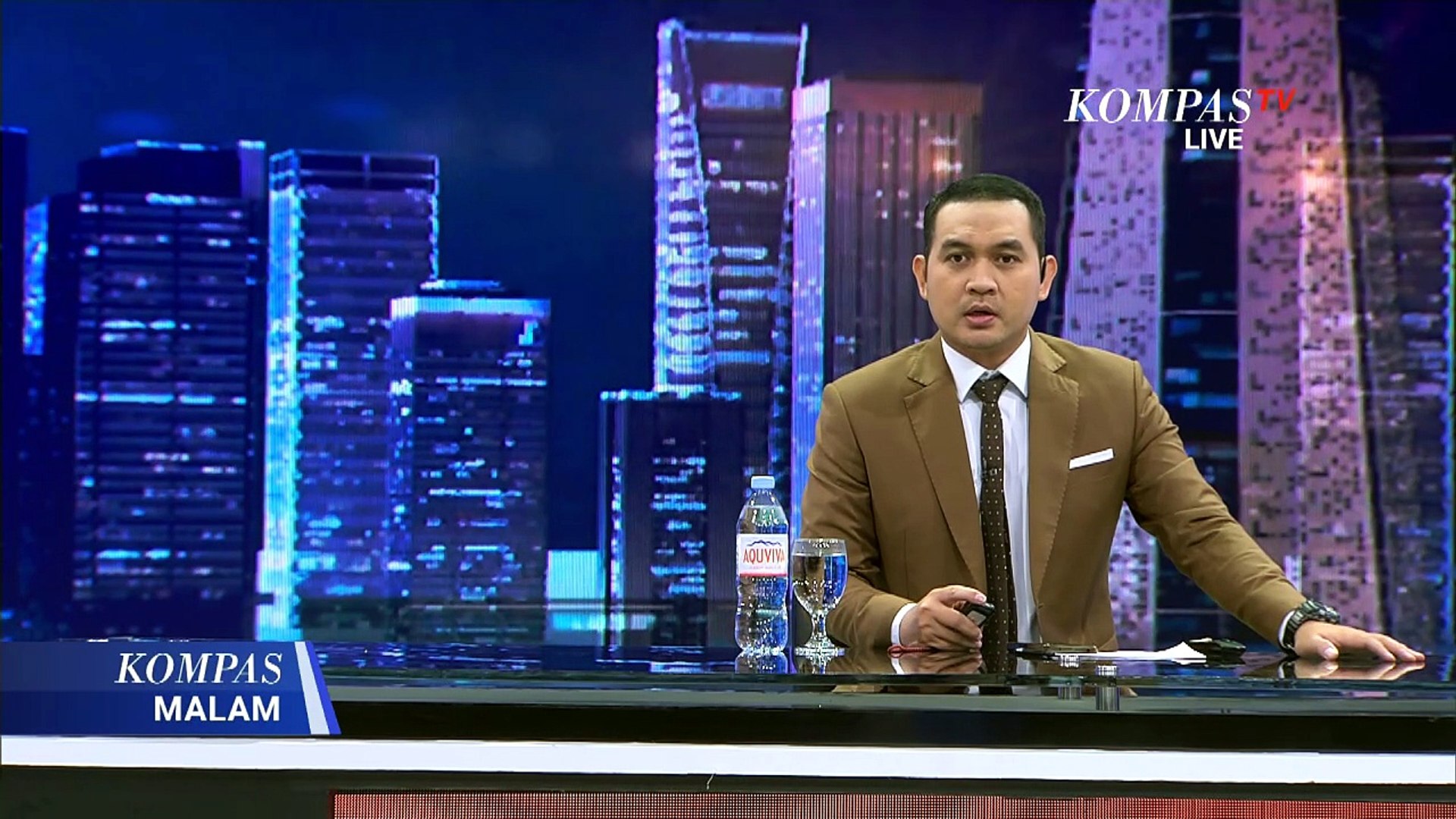 Petugas dan warga berjibaku padamkan kebakaran gudang PT Yumeida di ...