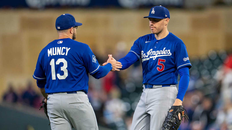 Freddie Freeman dazzles Dodgers fans with Derek Jeter leaping toss to ...