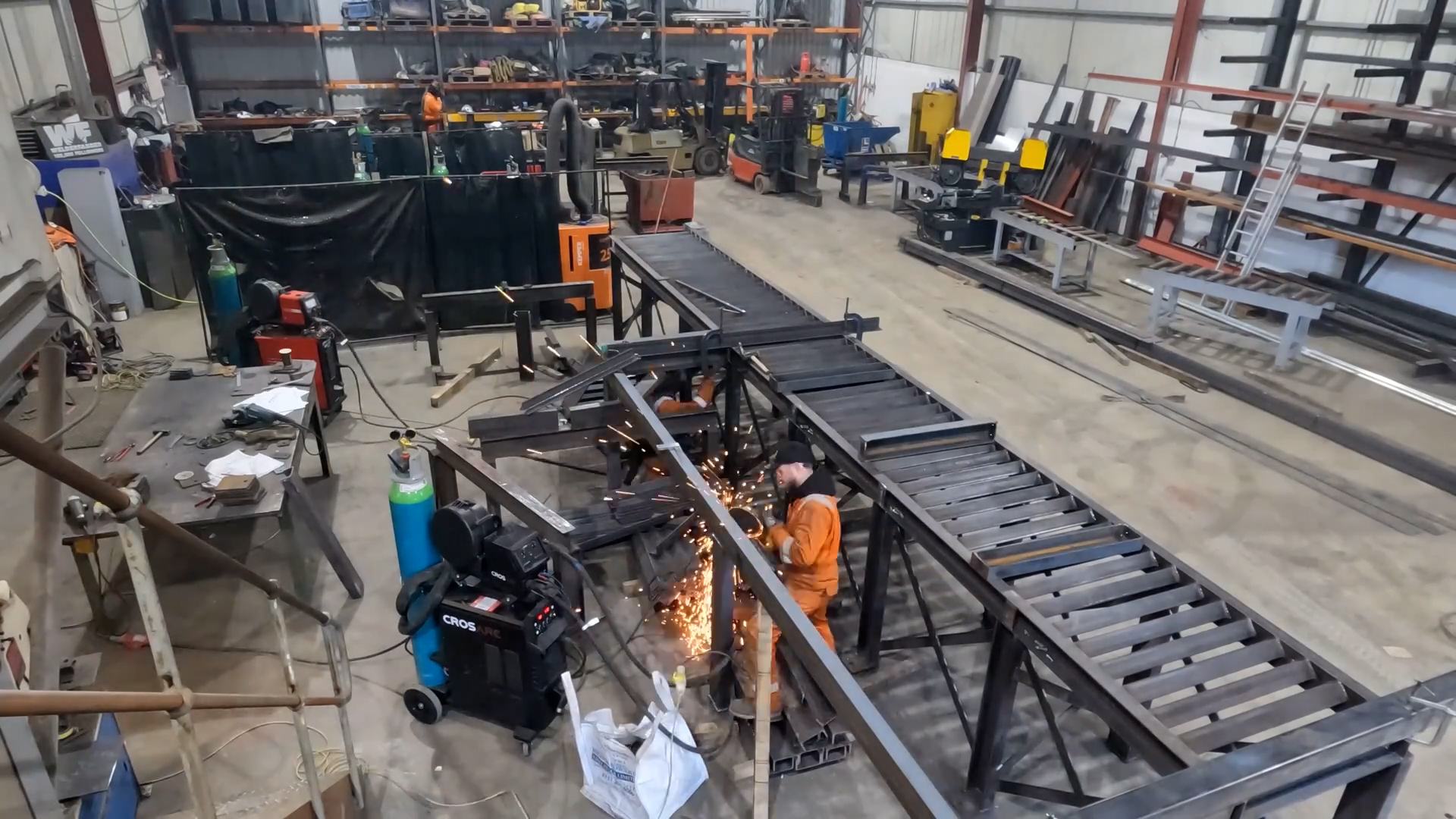 Steel fabrication workshop building heavy-duty industrial conveyor system