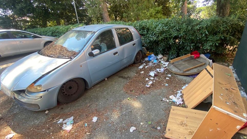 Livorno, vecchie auto e rifiuti abbandonati: sos dai cortili di via ...