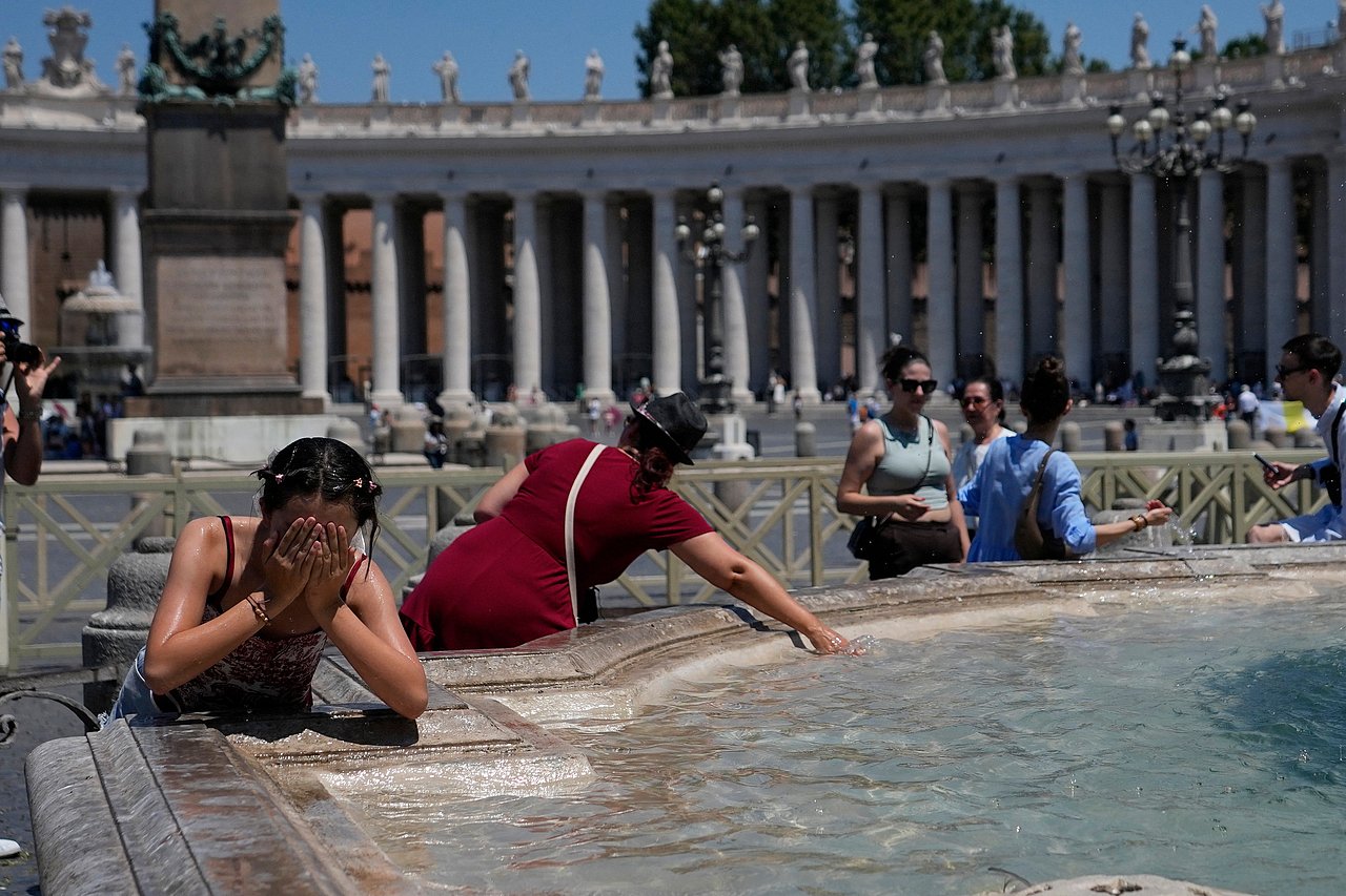 France records around 1,000 additional deaths as extreme heat sets ...