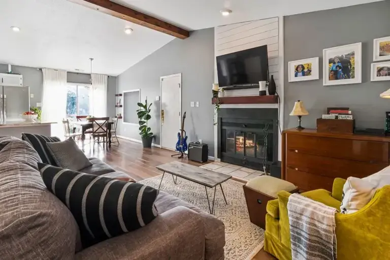 8 red flags realtors spot the second they walk into an overpriced home