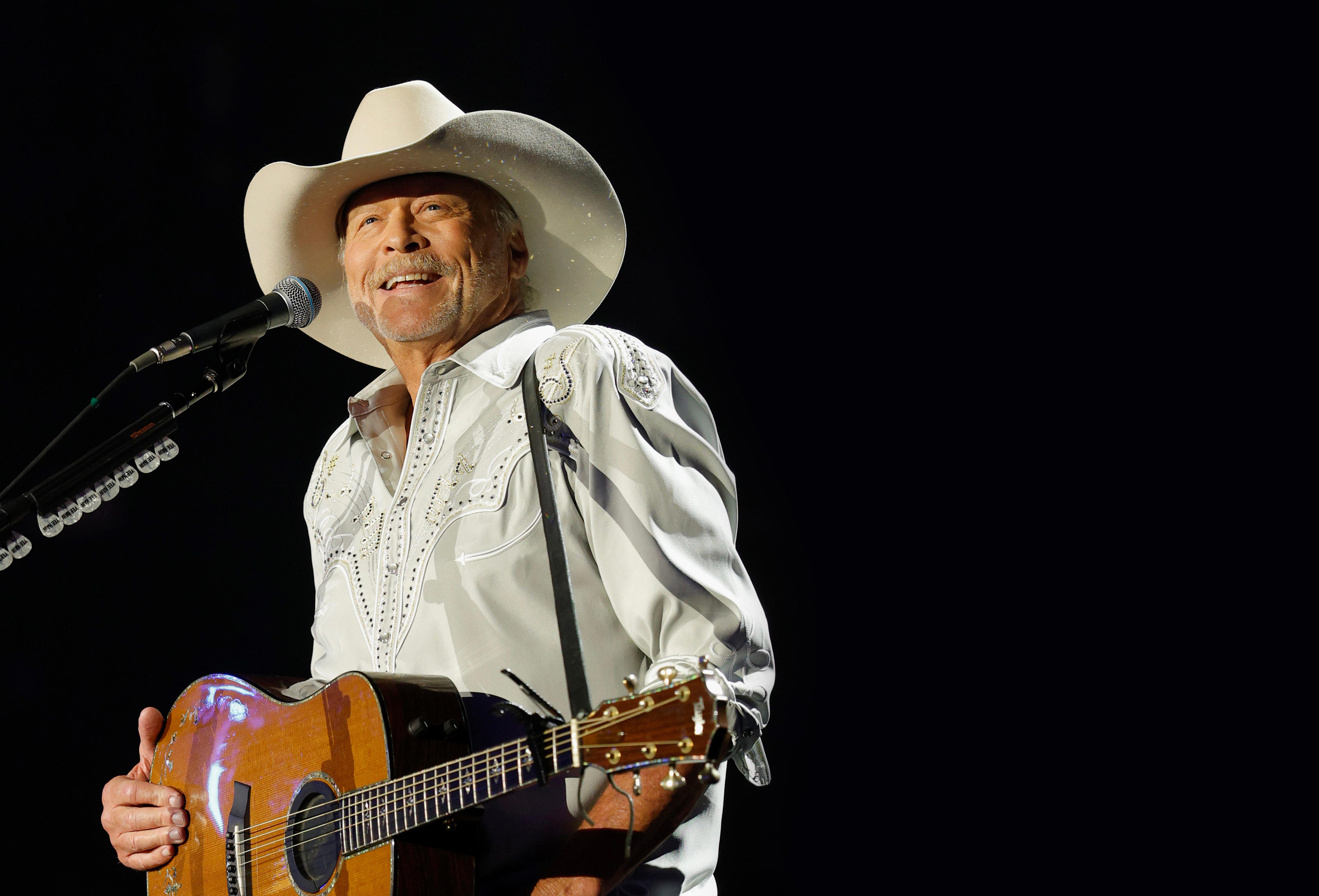 Alan Jackson delivers emotional speech at Nashville farewell concert