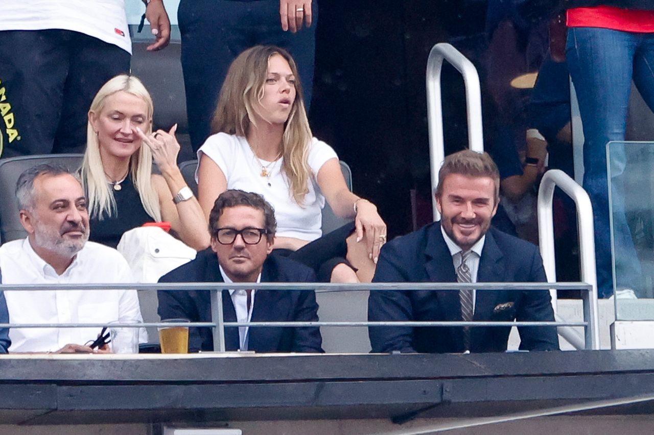 David Beckham shares 3-word message, video of fans singing 'Wonderwall ...