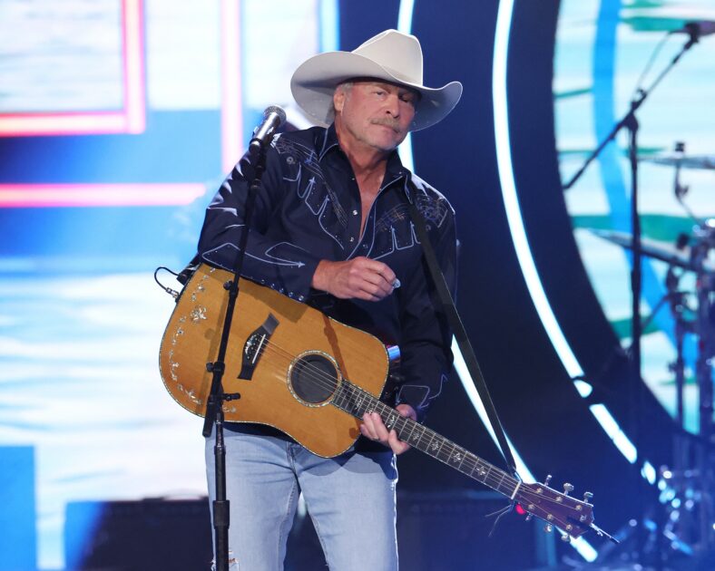 Alan Jackson’s farewell concert takes unexpected turn before show begins