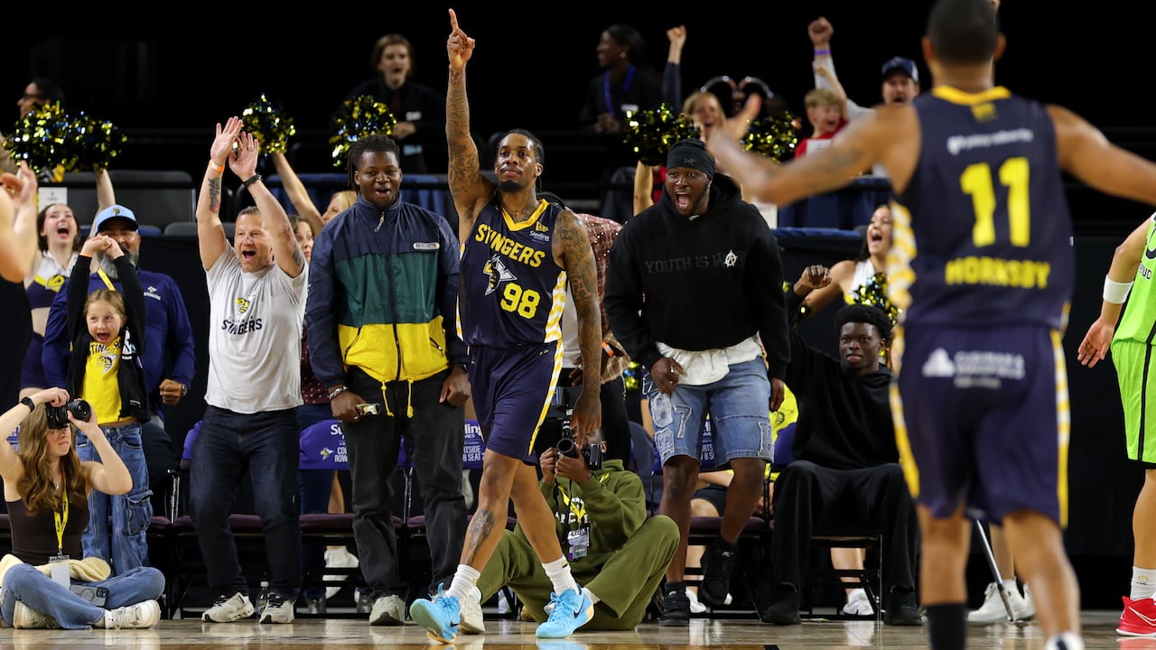 Stingers' Stanley Davis Jr. hits game-winning shot to defeat Mamba