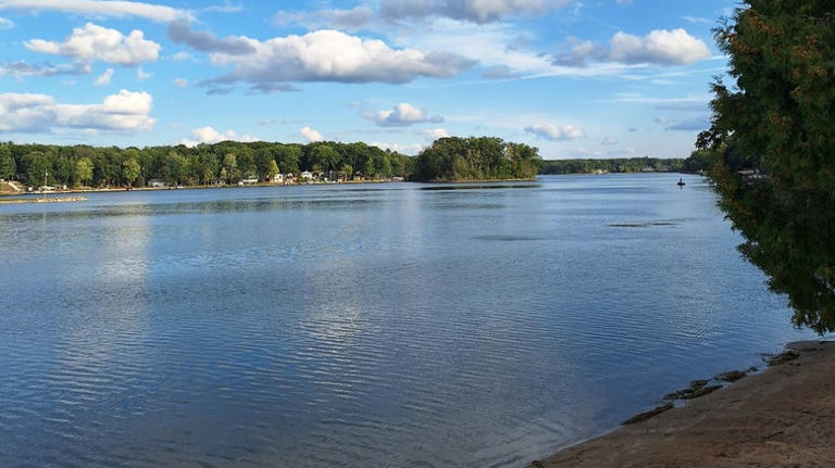 Michigan's '20 lakes in 20 minutes' city is a retirement gem with a ...