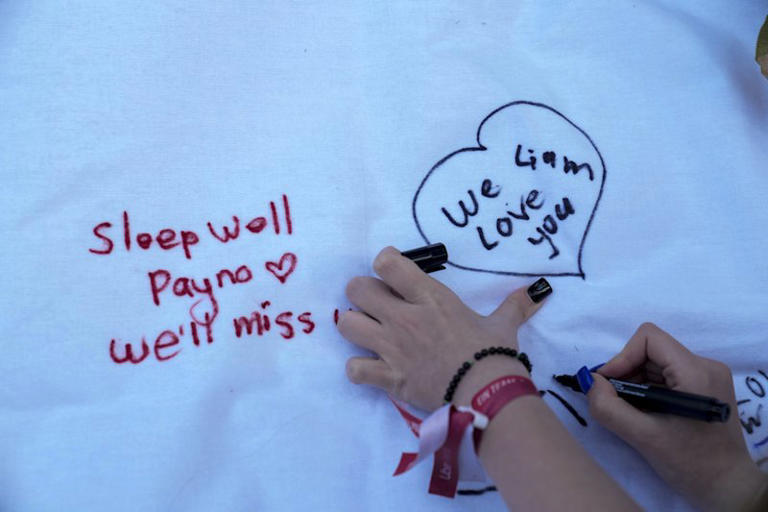 Thousands gather in cities across the globe to mourn One Direction star ...