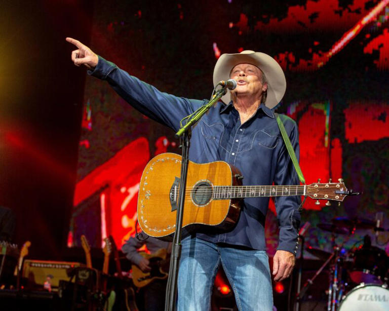 Alan Jackson’s farewell concert takes unexpected turn before show begins