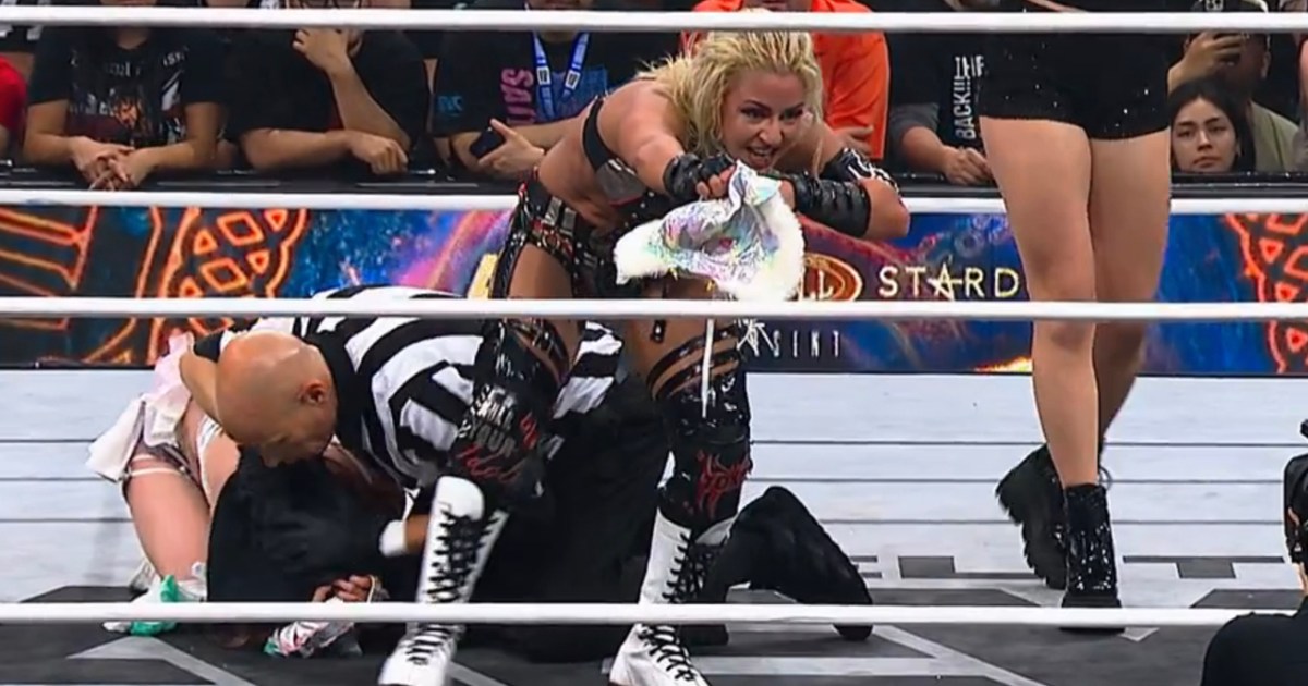Thekla cuts off Starlight Kid's mask, spits in it at AEW Forbidden Door