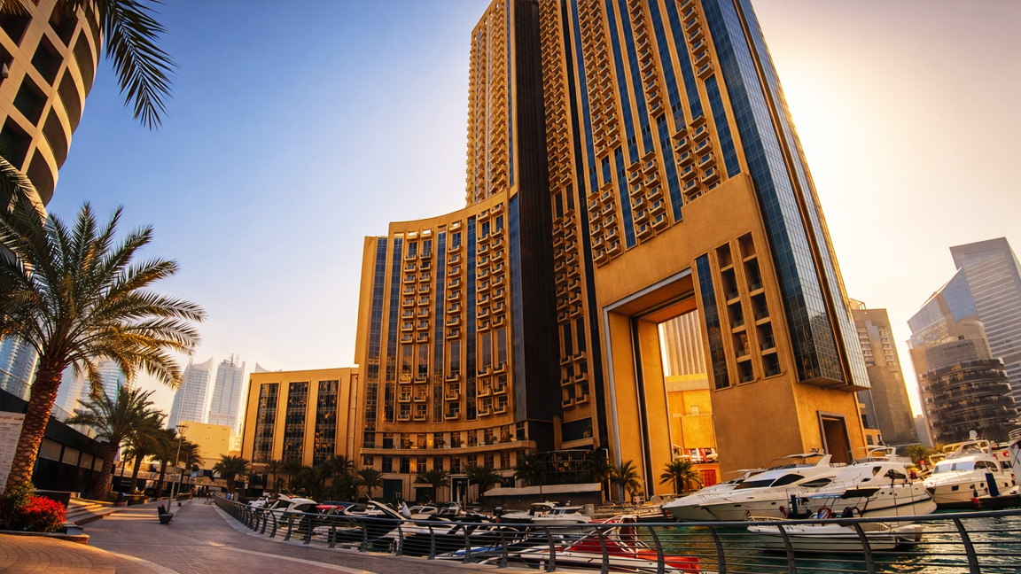Dubai Marina Waterfront zur goldenen Stunde erkunden (4K)
