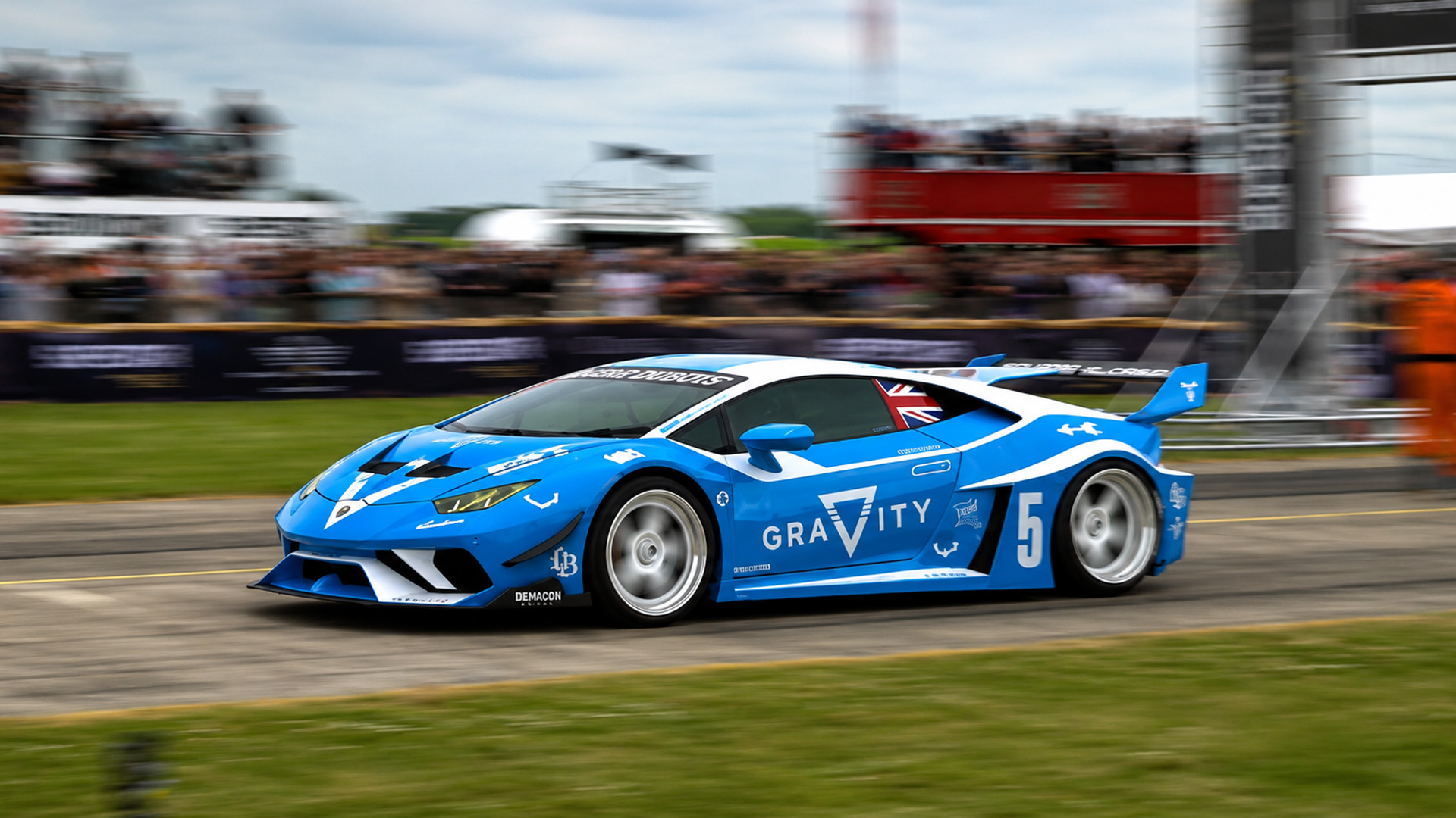 Lamborghini Huracán Liberty Walk hits top speed quickly