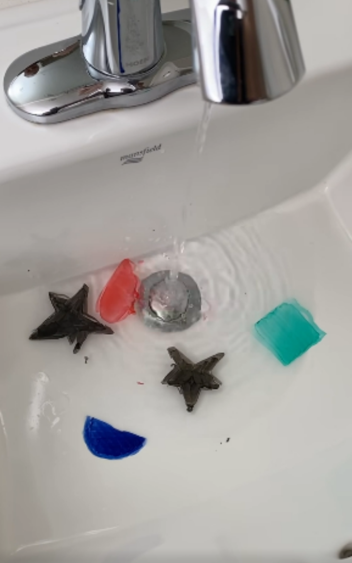 Sink magic trick: Floating shape illusion with a simple water experiment